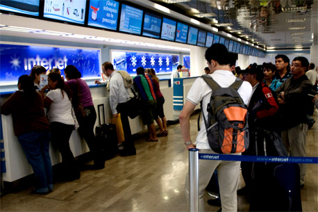 Acusan a 3 trabajadores de Atlanta de traficar droga desde el AICM