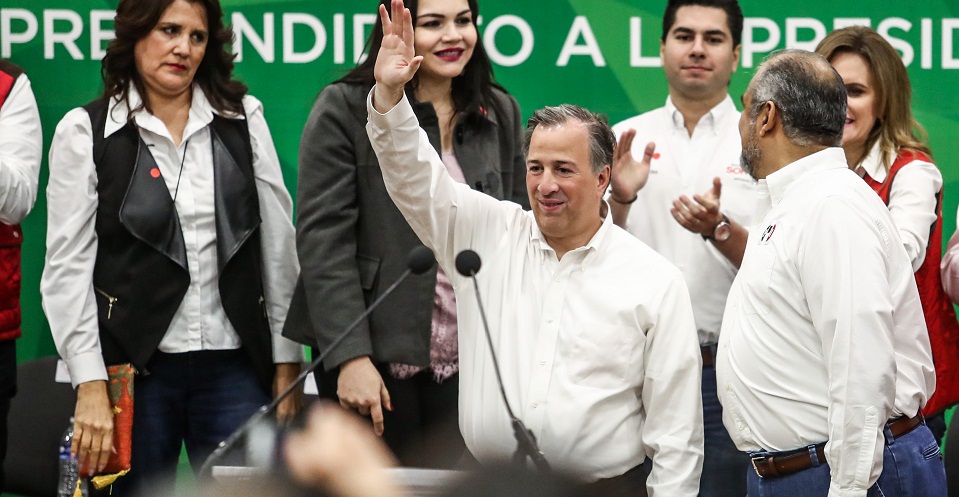 Meade rechaza tomarse una foto con una bandera LGBT que le dieron ...