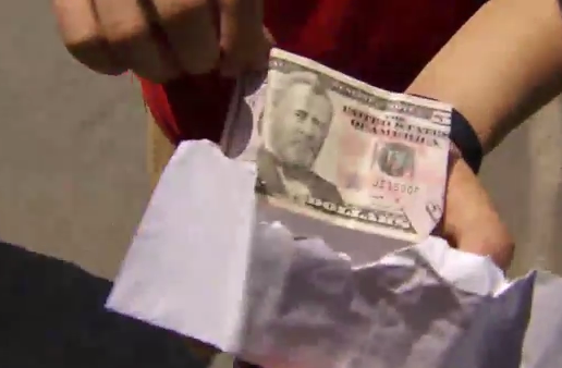 Hidden Cash regala dinero en NY y México (video)