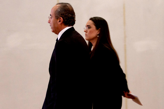Baja a 6.5 calificación de Felipe Calderón