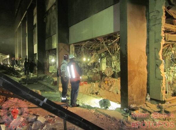 Perros detectan más víctimas bajo escombros de Pemex