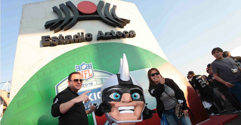 Un estadio Azteca lleno recibe a jugadores de la NFL como en casa