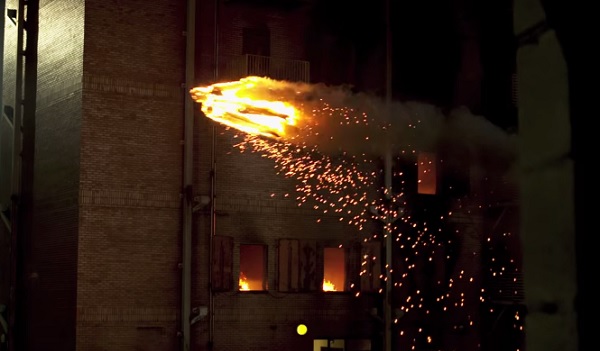 La antorcha humana se vuelve real en este video, todo gracias a un dron