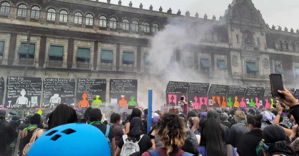 #8M: Protesta feminista en CDMX toma el Zócalo; reportan 81 mujeres ...