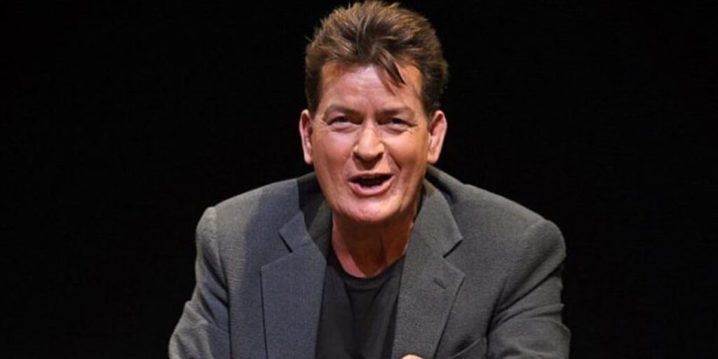 Acusan a *Charlie Sheen de violar a Corey Haim cuando era niño*