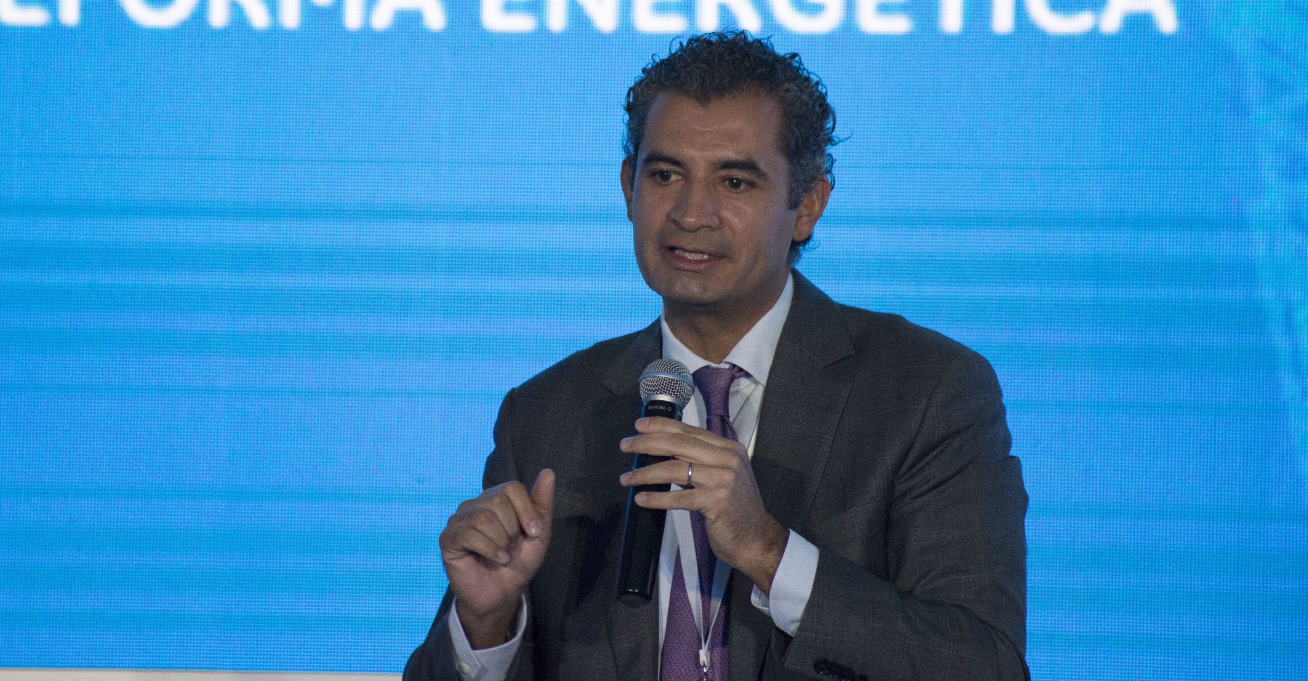 CFE gastó 7 veces más de lo debido en liquidaciones de directores que ...