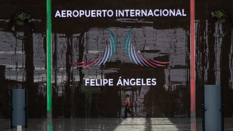 ‘Será por consenso’: AMLO busca que transporte de carga llegue al AIFA por saturación del AICM