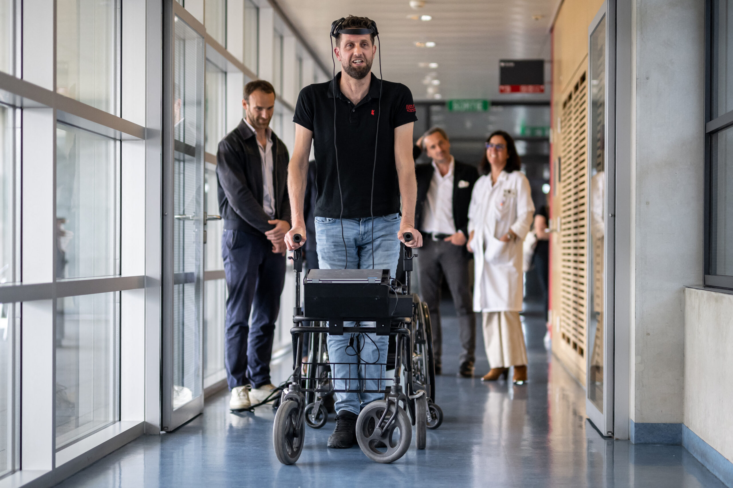 Un hombre parapléjico logró caminar de nuevo gracias a dos implantes ...