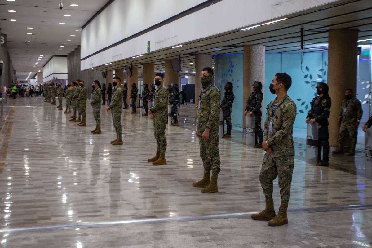 Gobierno de AMLO entrega el control del AICM a la Marina