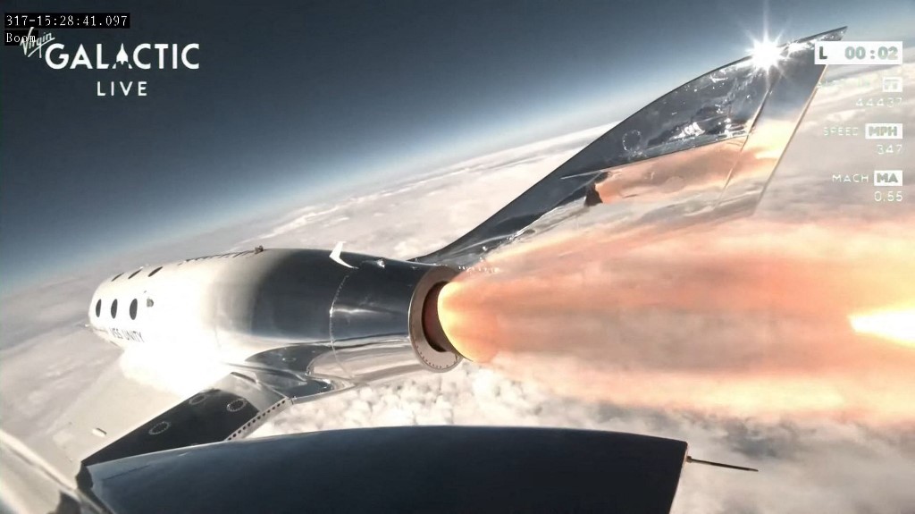 Otro viaje espacial para los ultrarricos: Virgin Galactic lanza su primer vuelo comercial al espacio