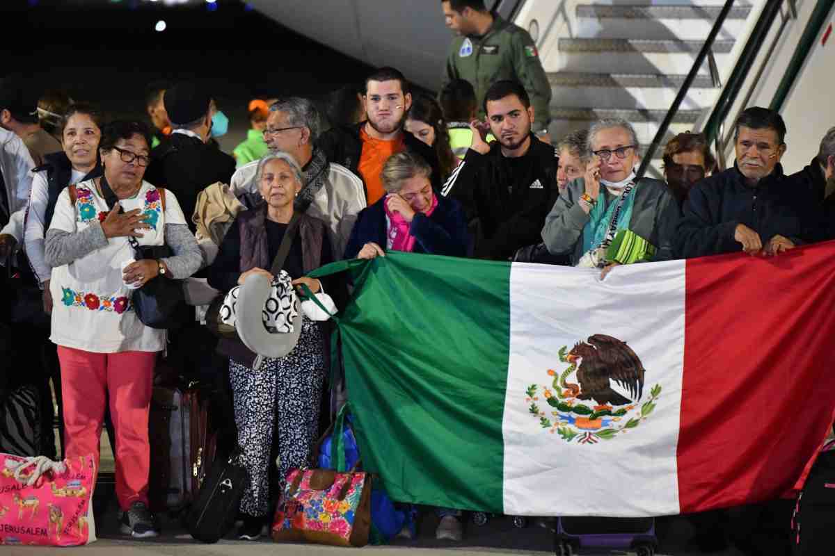 Llega a México avión con los primeros 135 connacionales repatriados de Israel