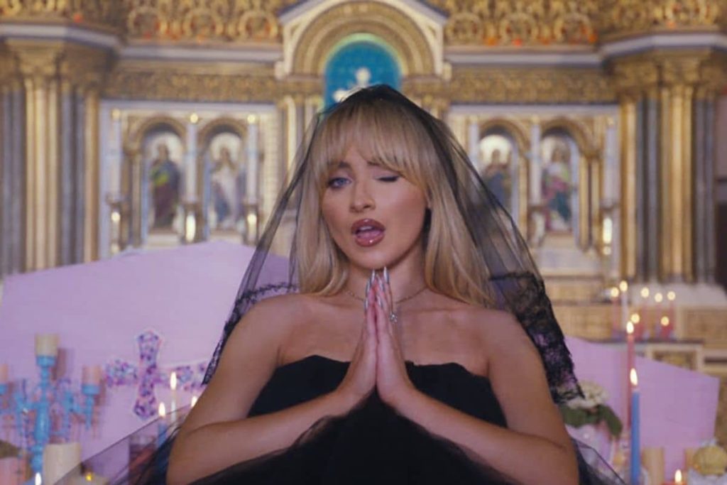 Castigan a padre de iglesia por dejar que Sabrina Carpenter grabara un ...