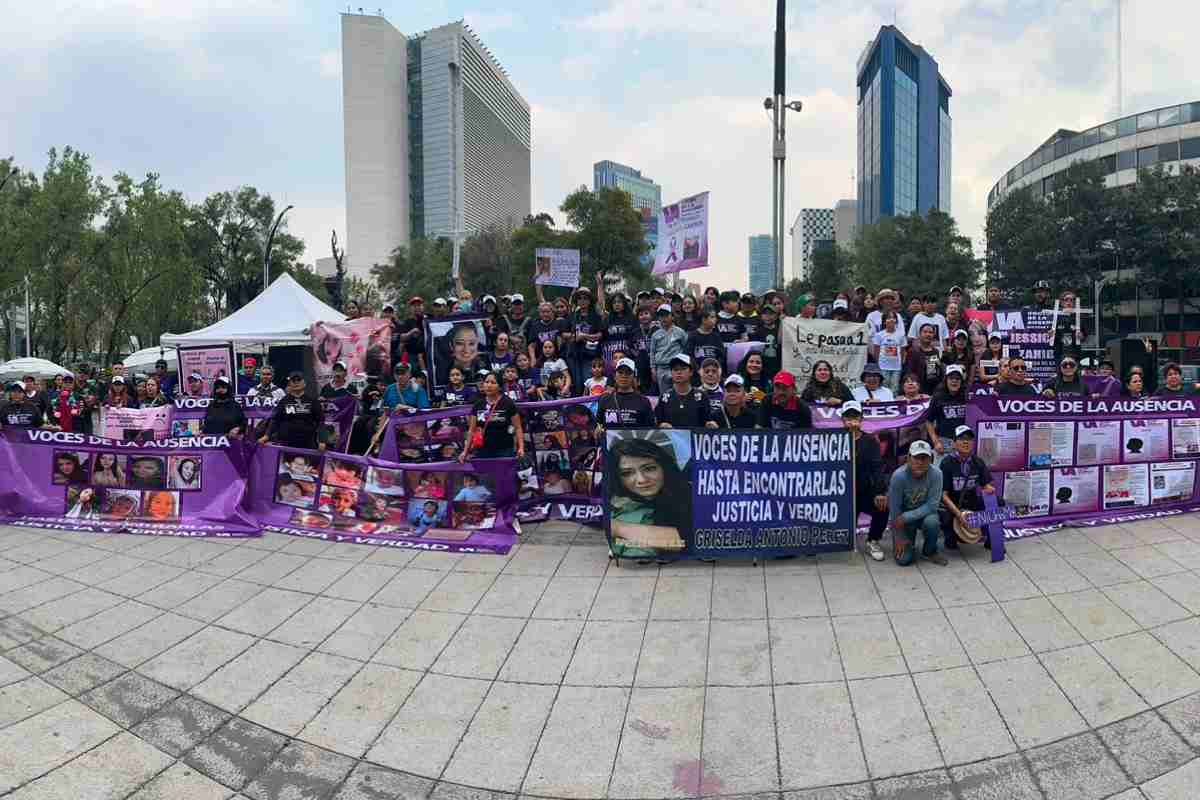 Familiares de víctimas de feminicidio y mujeres desaparecidas exigen justicia en marcha en CDMX