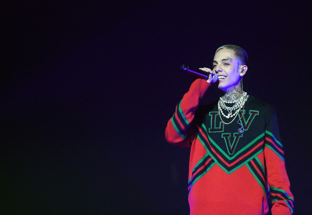 VIDEO: Natanael Cano pierde el control y golpea a su DJ en pleno Baja Beach Fest