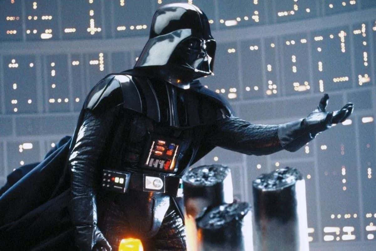 El icónico sable de luz de Darth Vader será subastado por un ojo de la cara