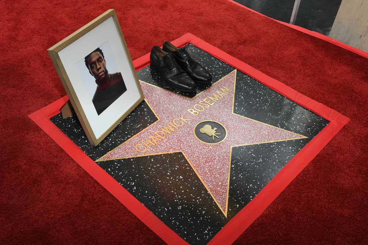 Chadwick Boseman recibe estrella póstuma en el Paseo de la Fama de ...